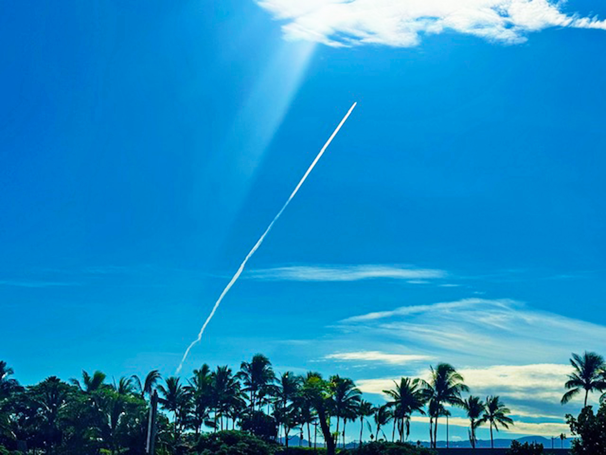 Photo of the Day: Jet Streaming Up the Sky | News, Sports, Jobs - Maui News